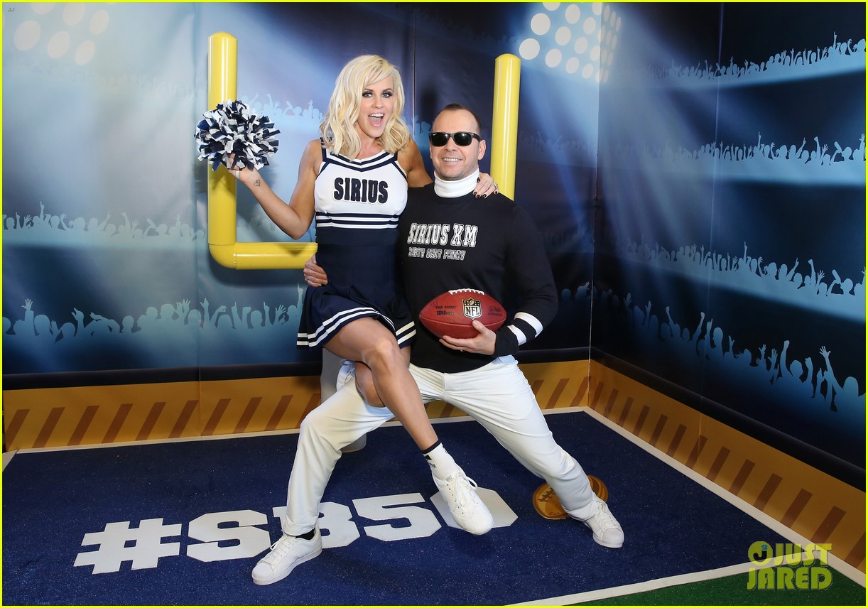 Jenny McCarthy & Donnie Wahlberg Are Adorable Super Bowl Cheerleaders ...