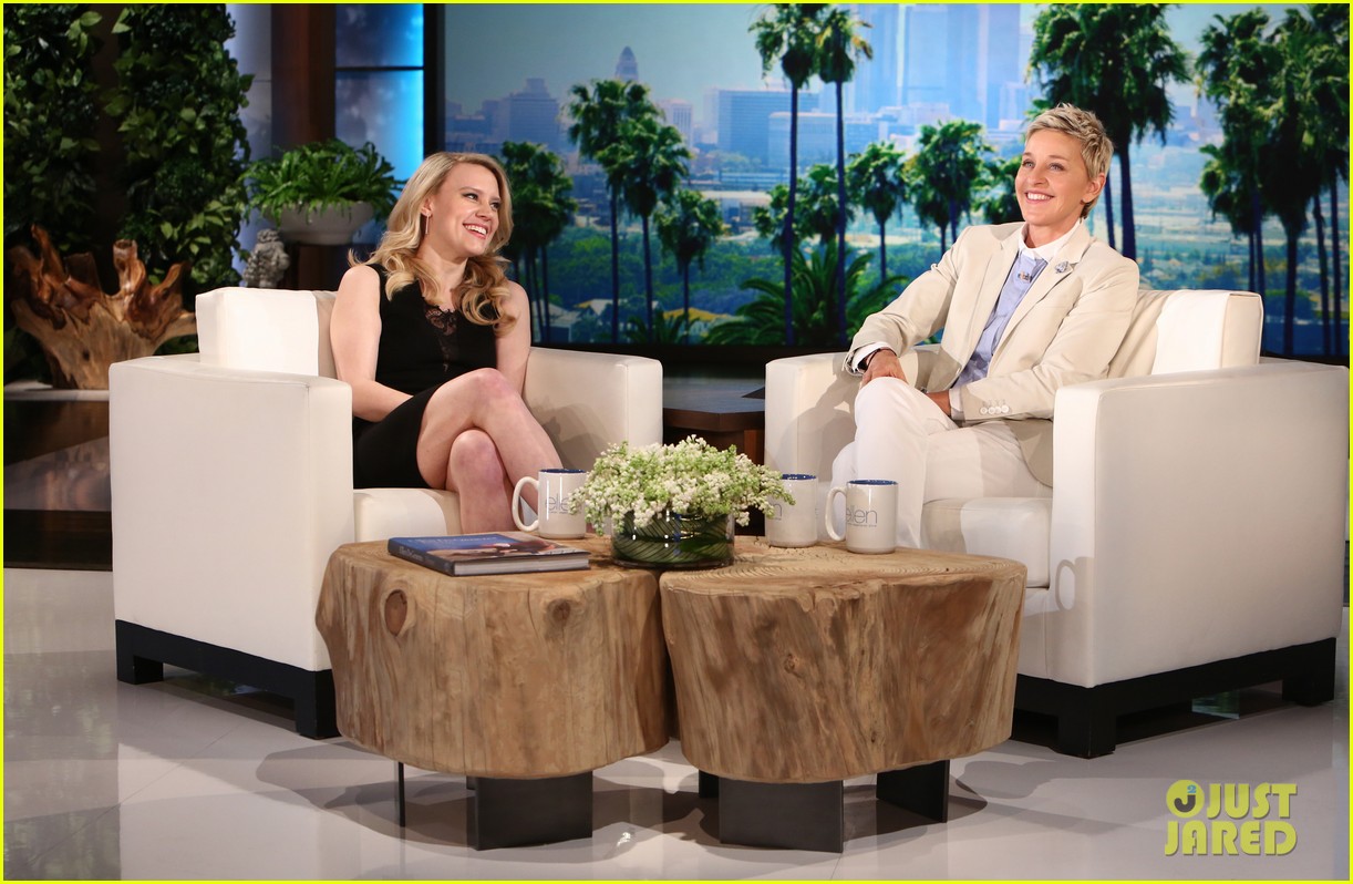 Kate McKinnon Dresses as Ellen DeGeneres & Dances with the Real Ellen ...