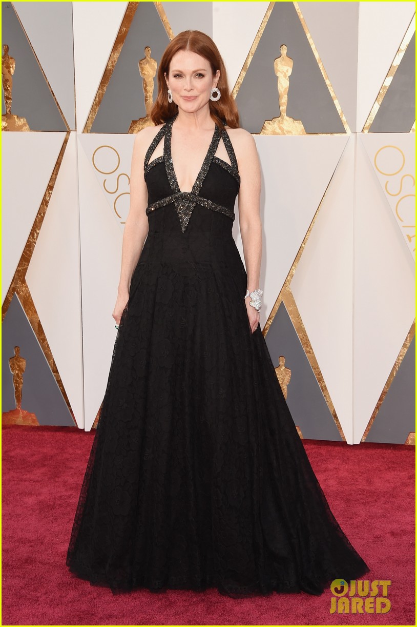 Julianne Moore Makes A Statement In Chanel At Oscars 2016 Photo