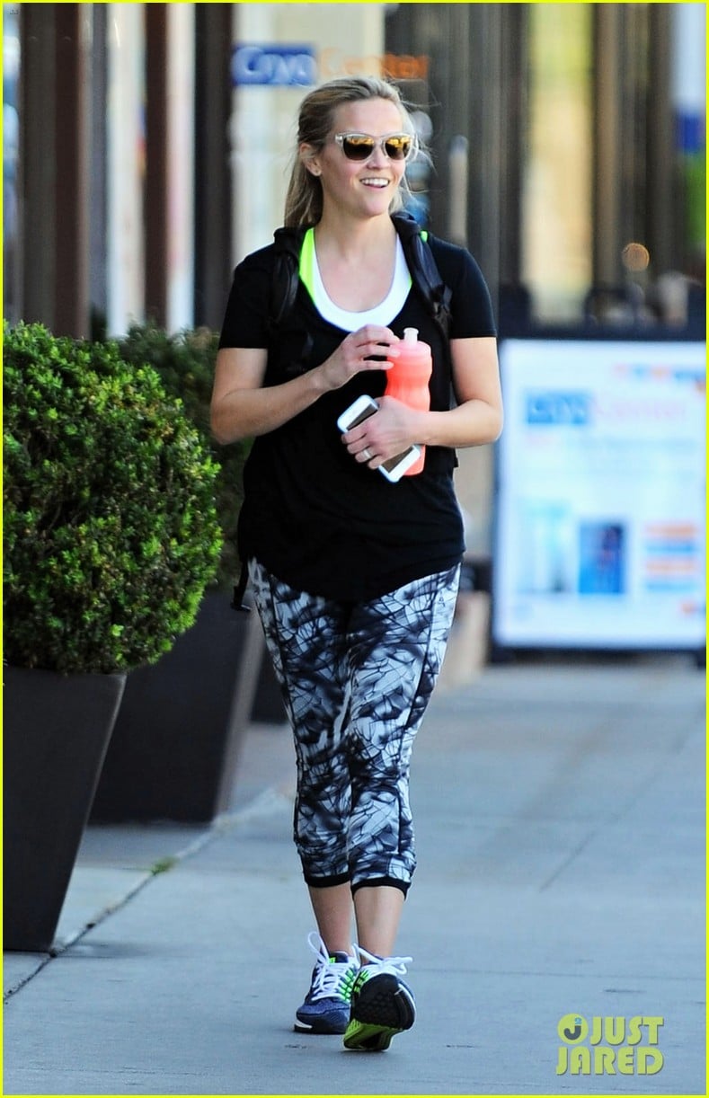 Reese Witherspoon & Adam Scott Hug It Out for 'Big Little Lies': Photo ...