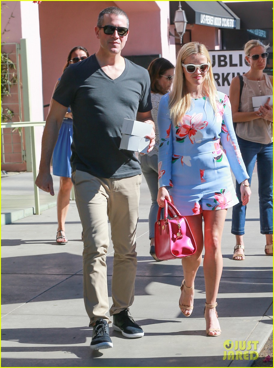 Reese Witherspoon & Adam Scott Hug It Out for 'Big Little Lies': Photo ...