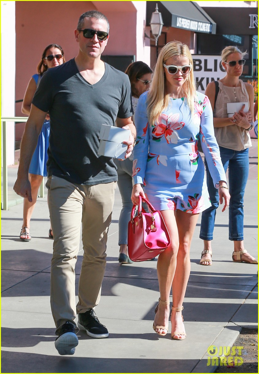 Reese Witherspoon & Adam Scott Hug It Out for 'Big Little Lies': Photo ...