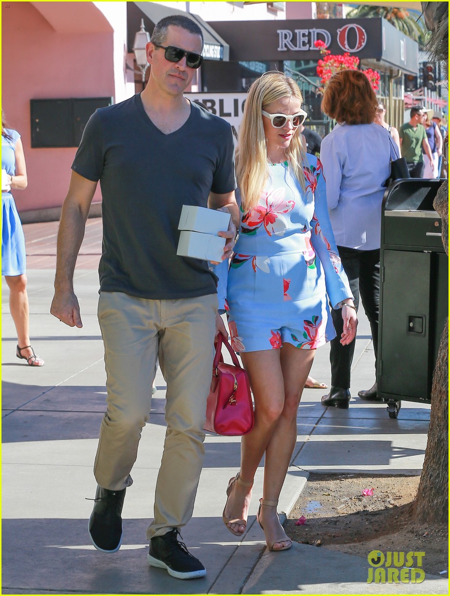 Reese Witherspoon & Adam Scott Hug It Out for 'Big Little Lies': Photo ...