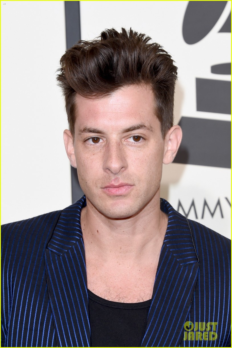 Mark Ronson & Joséphine de La Baume Rock the Grammys 2016 Carpet: Photo ...