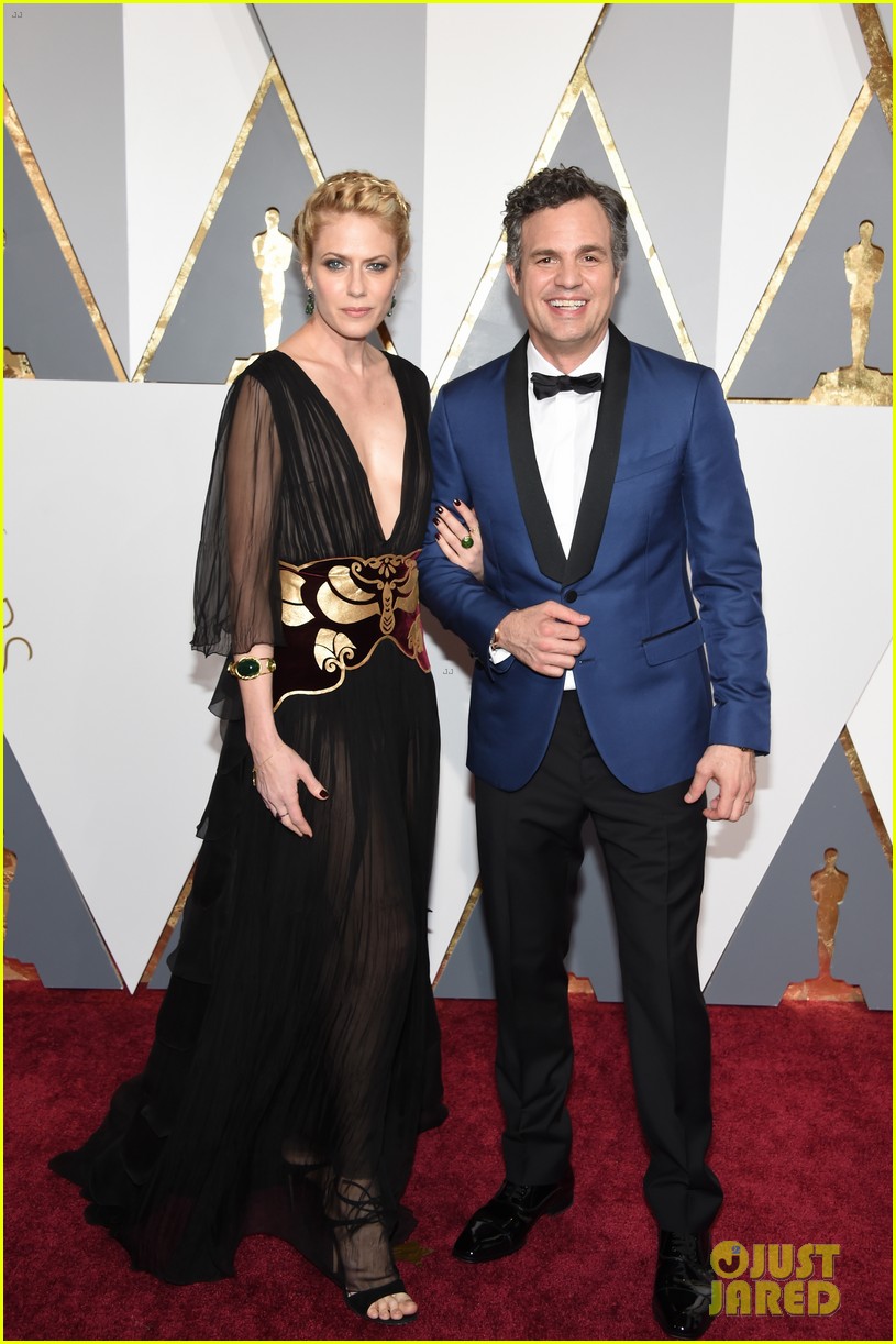 Mark Ruffalo Hits Oscars 2016 Red Carpet After Attending Sexual Abuse ...