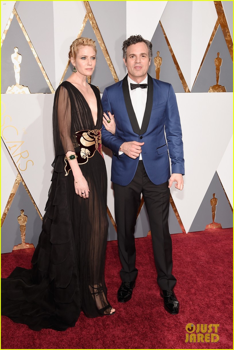 Mark Ruffalo Hits Oscars 2016 Red Carpet After Attending Sexual Abuse ...