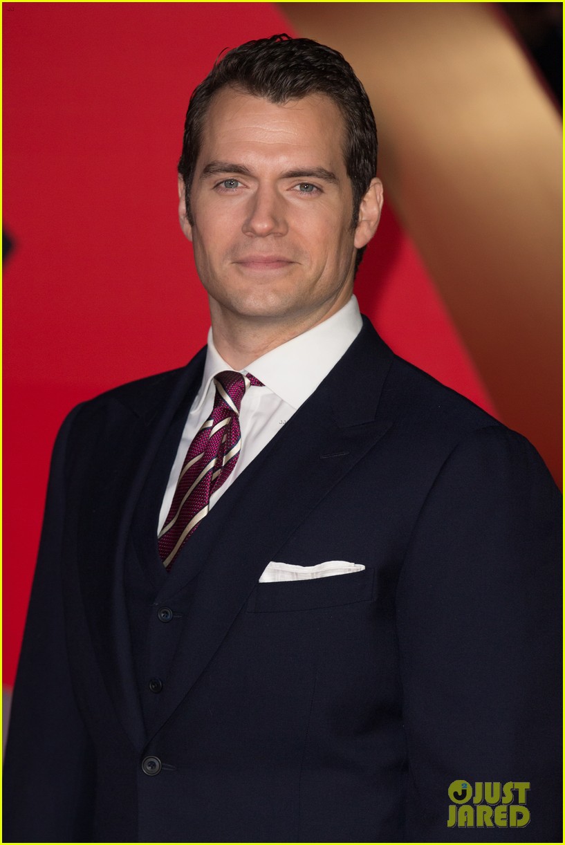 Ben Affleck & Henry Cavill Suit Up for 'Batman v Superman' London ...