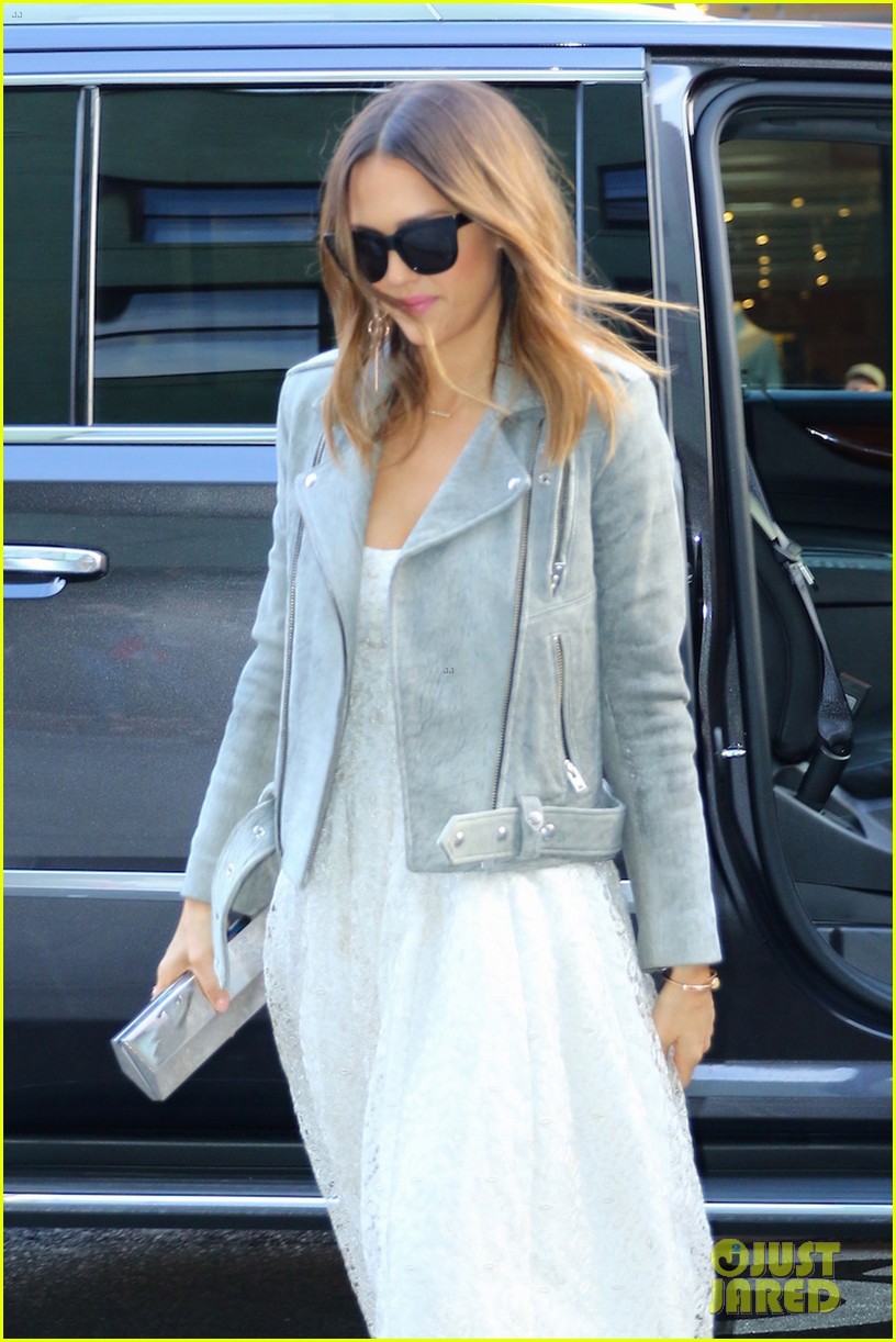 Jessica Alba Shows Off Her Killer Muscles in Gym Selfie: Photo 3601530 ...