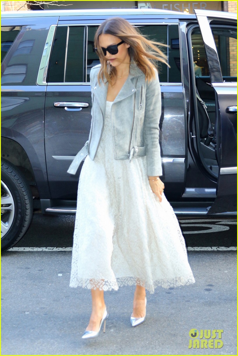 Jessica Alba Shows Off Her Killer Muscles in Gym Selfie: Photo 3601531 ...