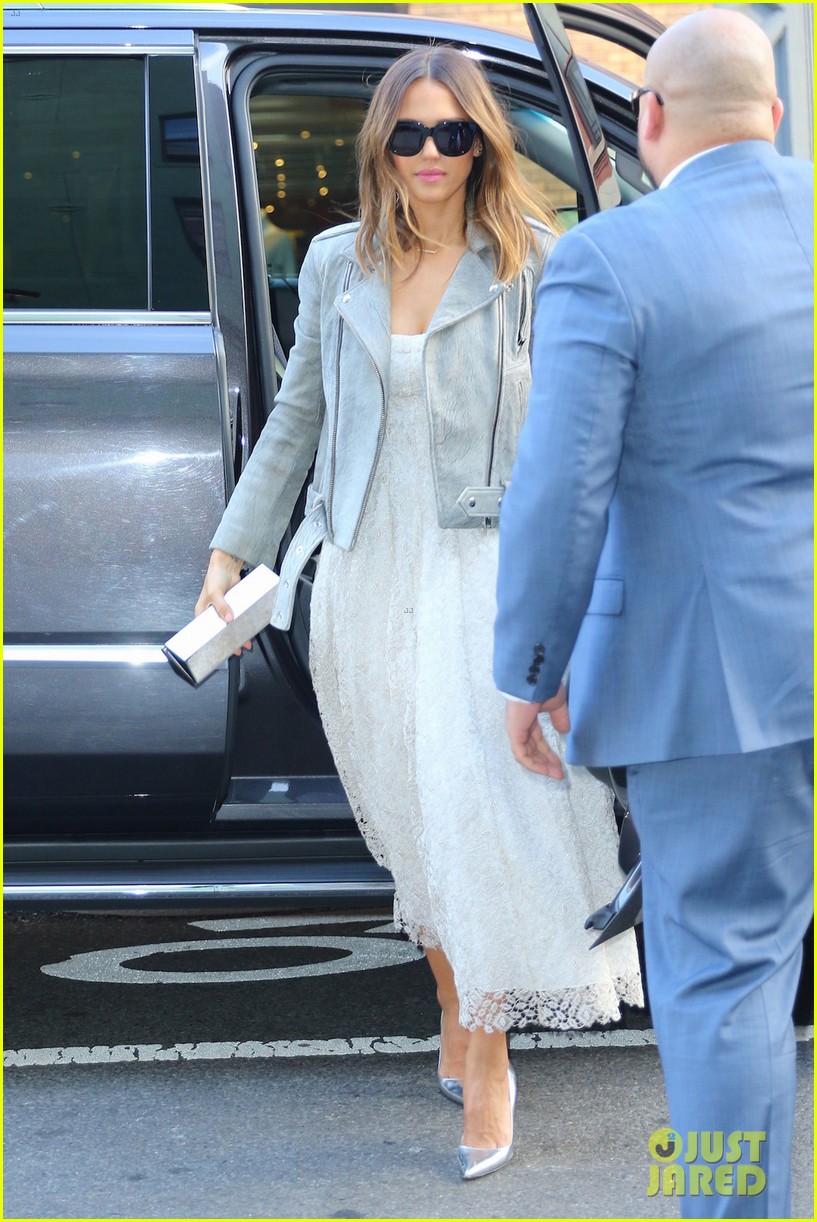 Jessica Alba Shows Off Her Killer Muscles in Gym Selfie: Photo 3601539 ...