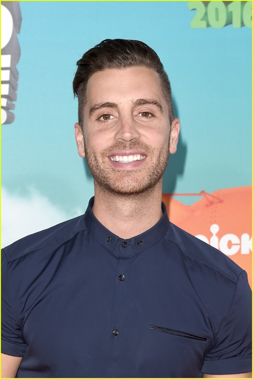 Jonathan Bennett & Nick Fradiani Rep TV Show Noms at Kids Choice Awards ...