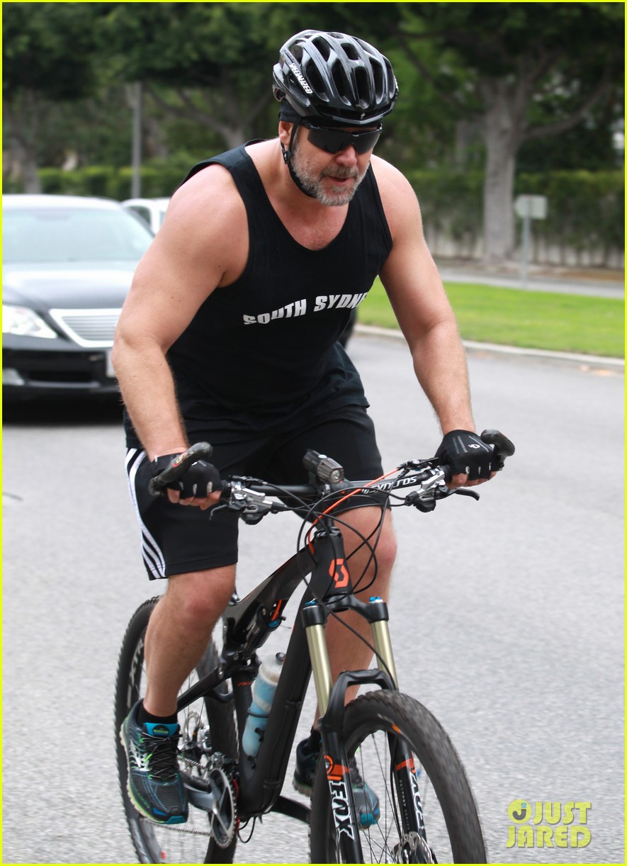 Russell Crowe Shows Off His Biceps During L.A. Bike Ride: Photo 3599233 ...