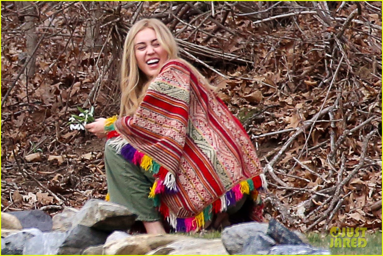 Miley Cyrus Brings Back Long Hair for Woody Allen Project: Photo ...