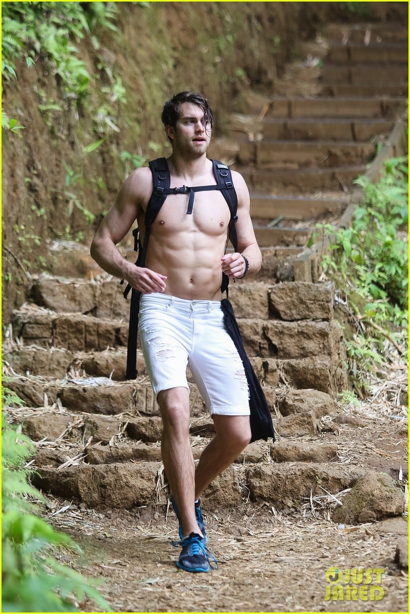 The Bold and the Beautiful's Pierson Fode Shows His Ripped Shirtless ...