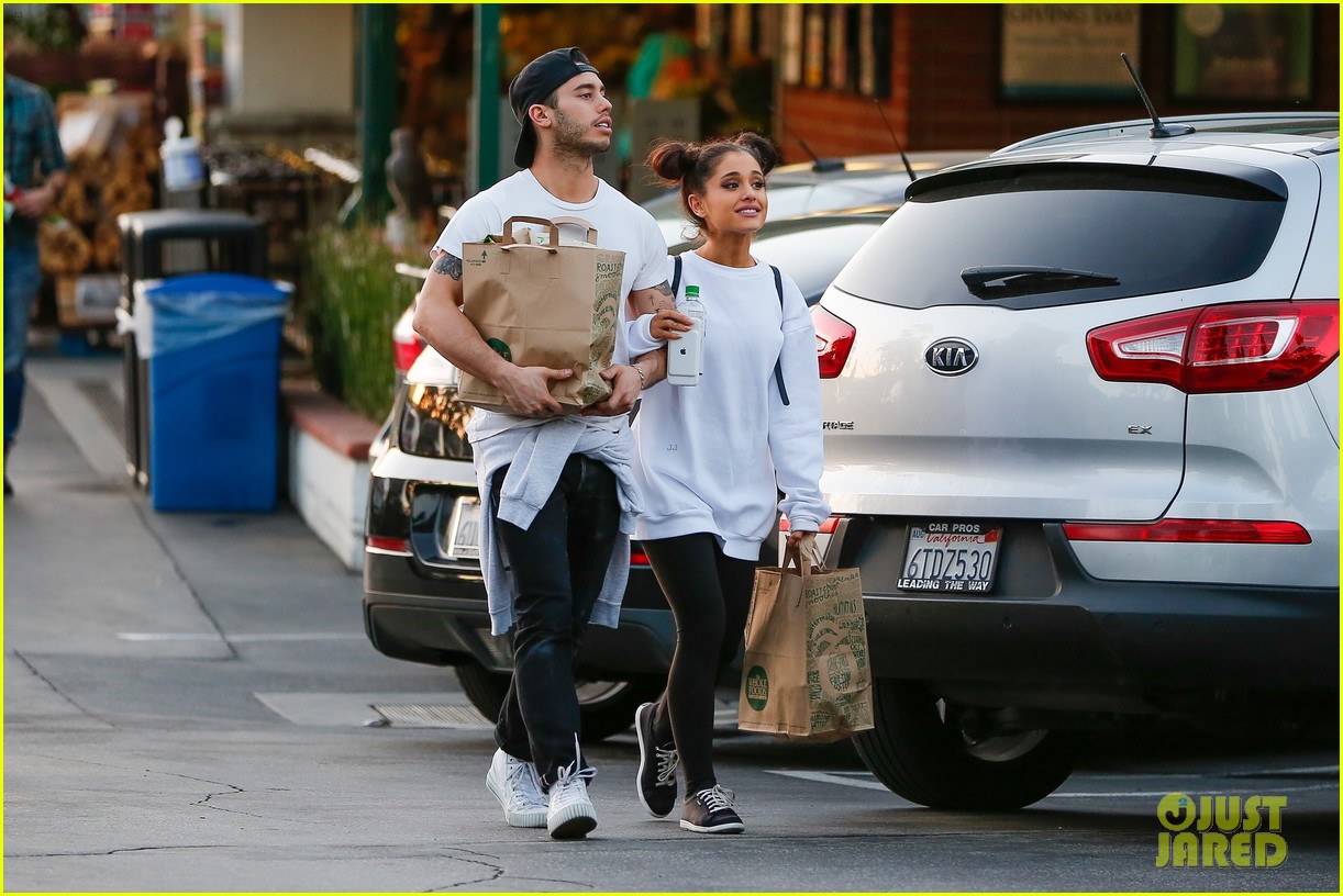 Ariana Grande & Boyfriend Ricky Alvarez Hold Hands While Grocery ...
