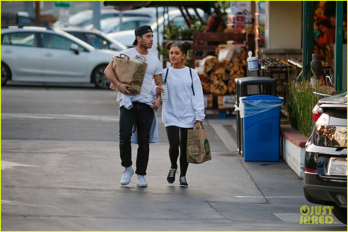 Ariana Grande & Boyfriend Ricky Alvarez Hold Hands While Grocery ...