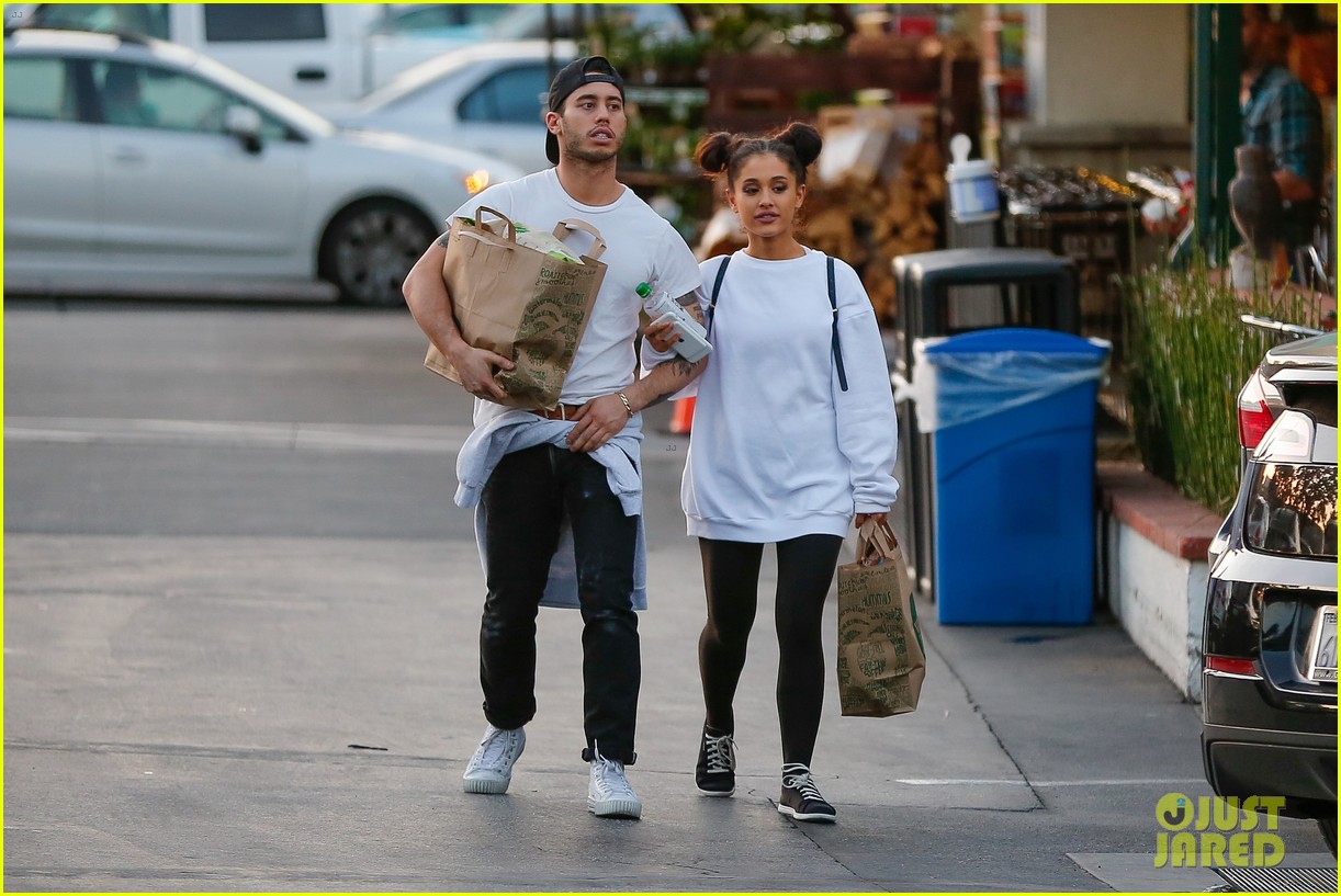 Ariana Grande & Boyfriend Ricky Alvarez Hold Hands While Grocery ...