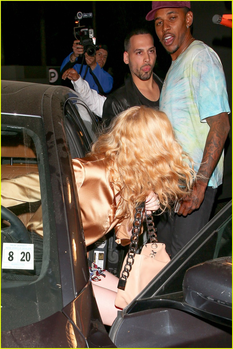 Iggy Azalea & Fiance Nick Young Kiss Goodbye at The Nice Guy: Photo ...