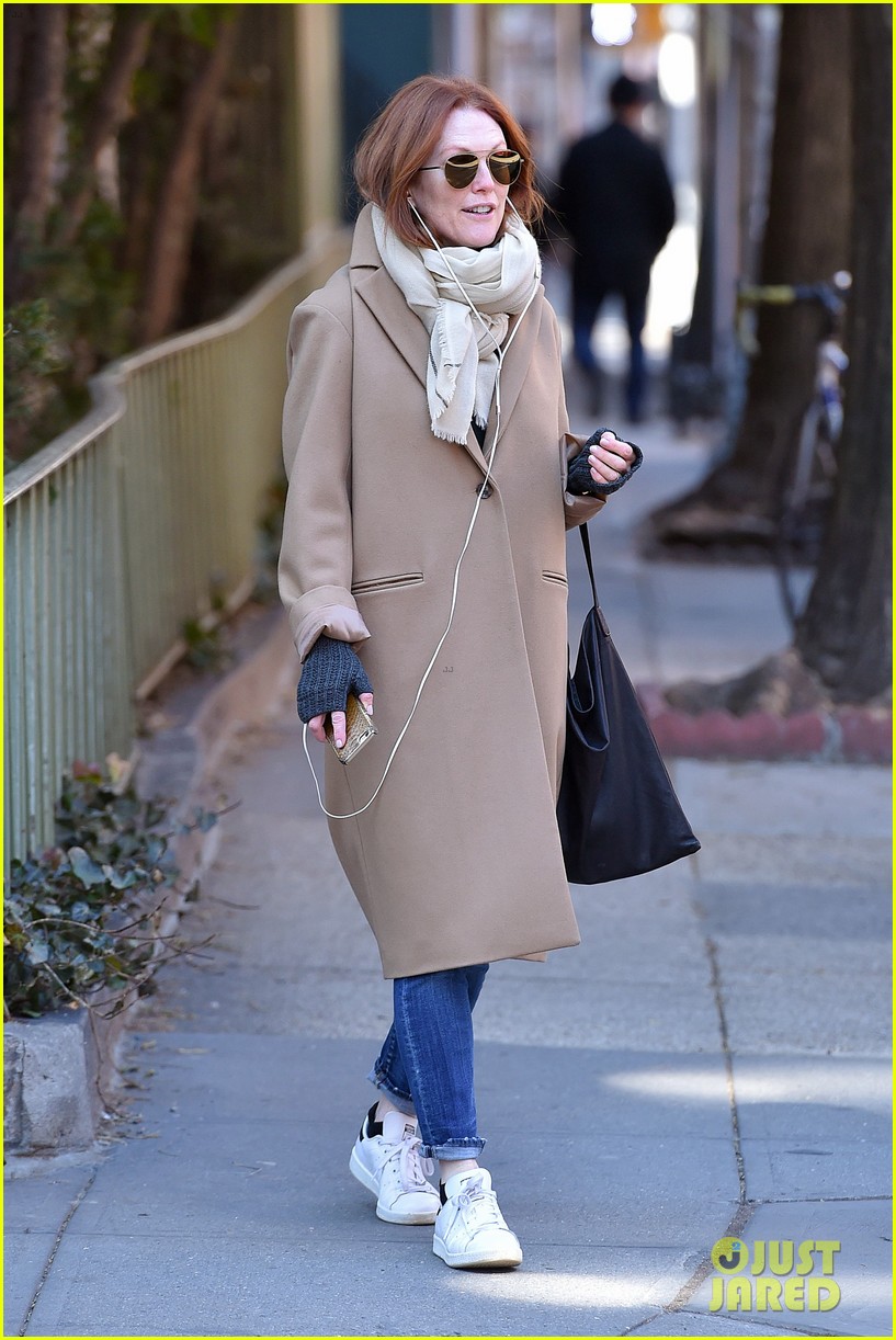 Julianne Moore Bundles Up in NYC After Chic Oscars Appearance: Photo ...