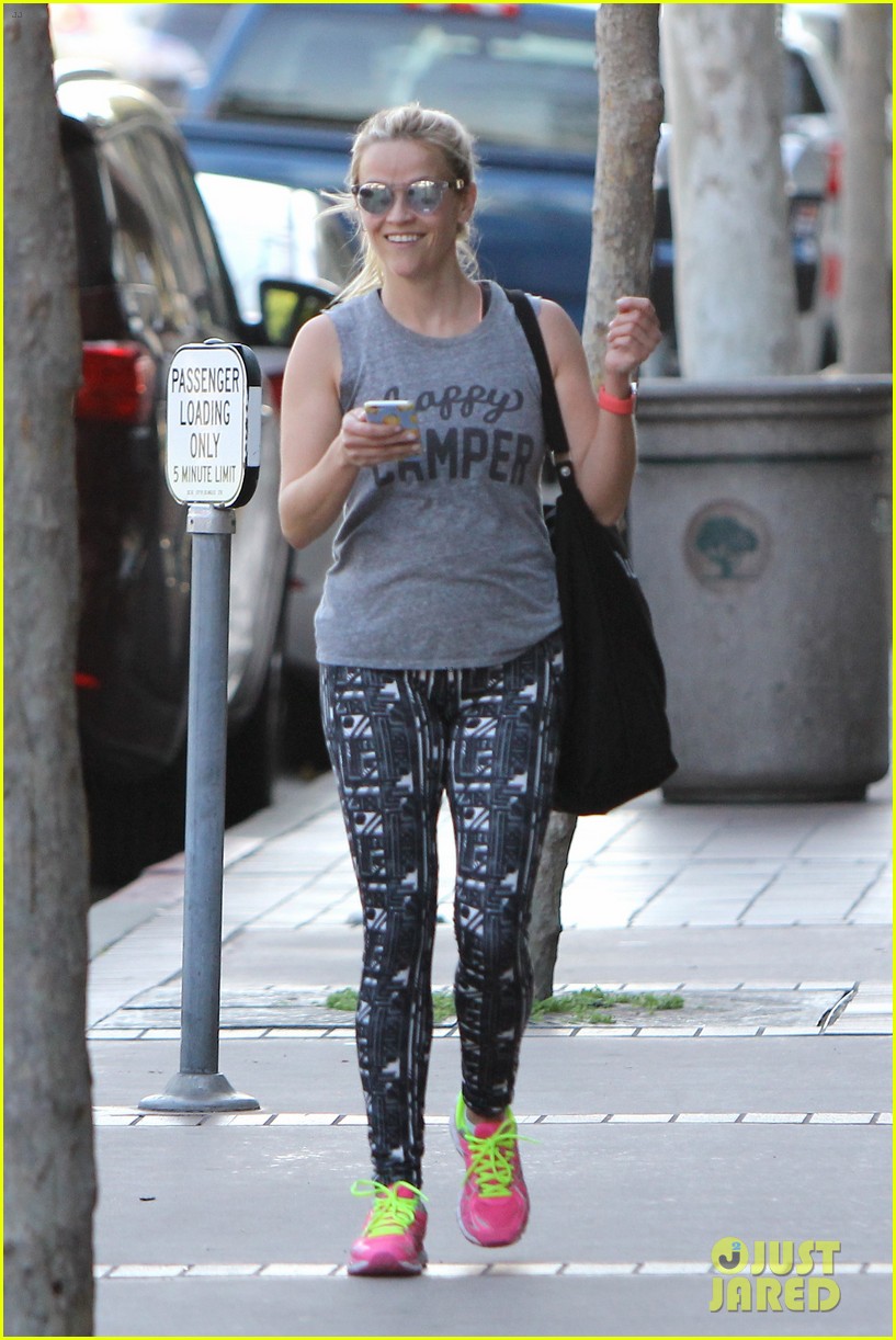 Reese Witherspoon Takes a Family Trip to the Beach: Photo 3609257 ...