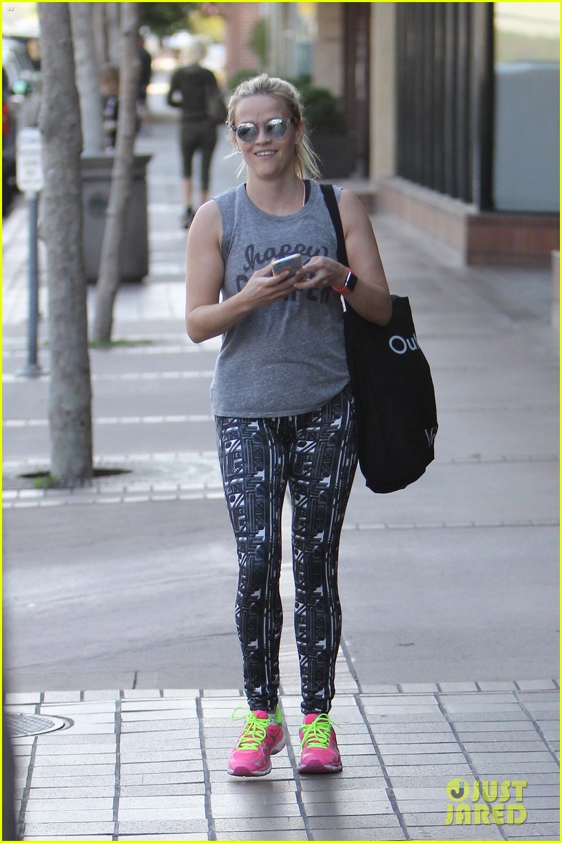 Reese Witherspoon Takes a Family Trip to the Beach: Photo 3609279 ...