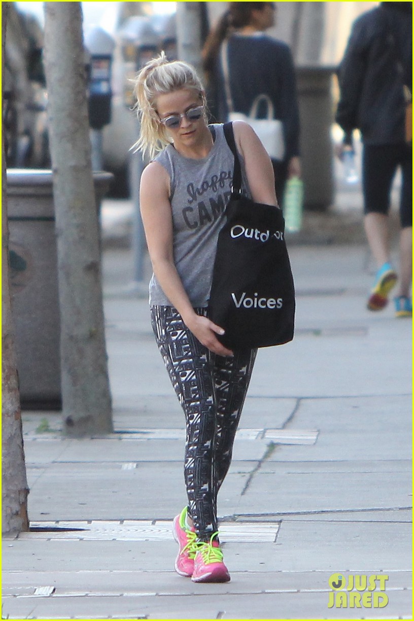 Reese Witherspoon Takes a Family Trip to the Beach: Photo 3609282 ...