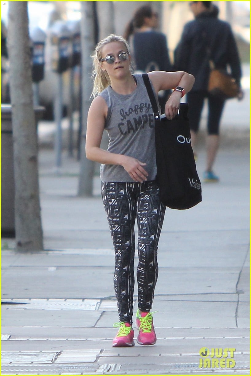 Reese Witherspoon Takes a Family Trip to the Beach: Photo 3609283 ...