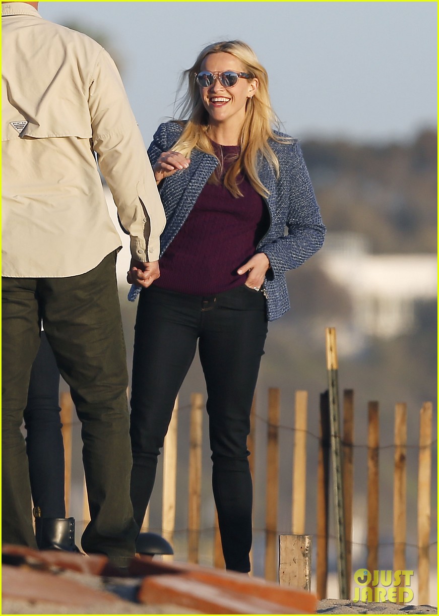 Reese Witherspoon Takes a Family Trip to the Beach: Photo 3609292 ...