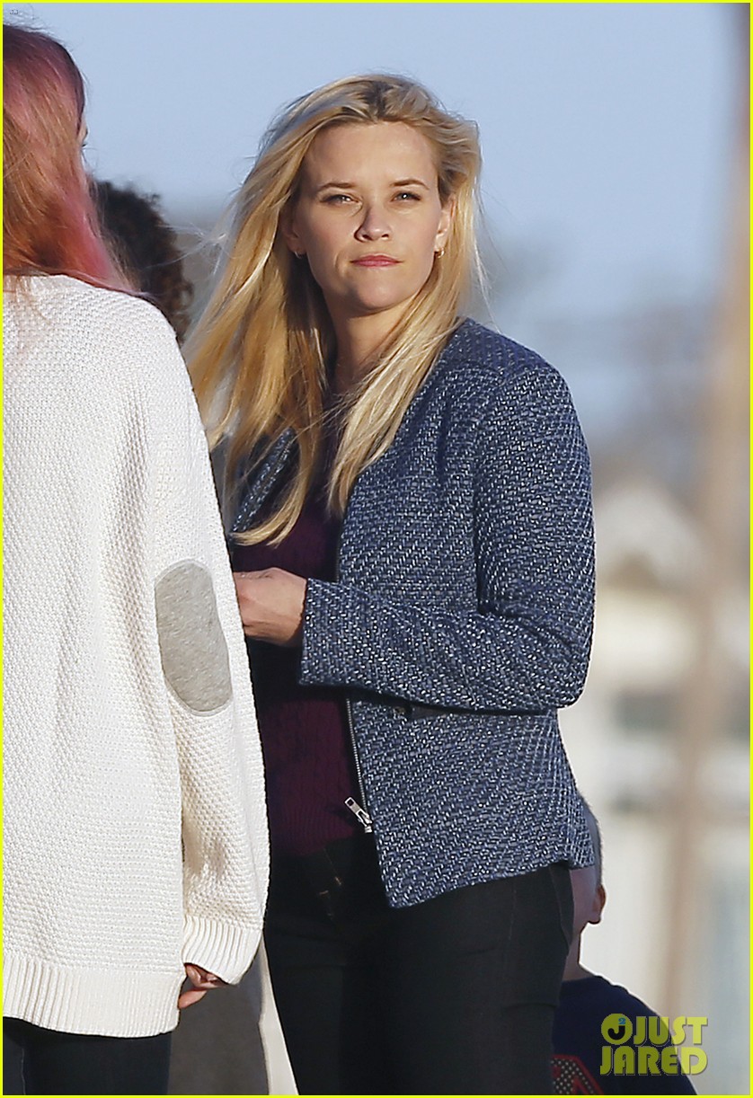 Reese Witherspoon Takes a Family Trip to the Beach: Photo 3609293 ...