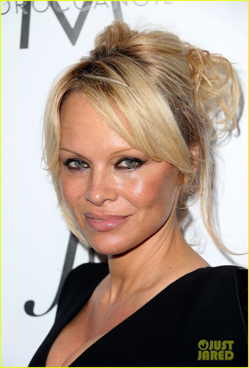 Keanu Reeves Honors His Stylist Jeanne Yang at Daily Front Row Awards ...