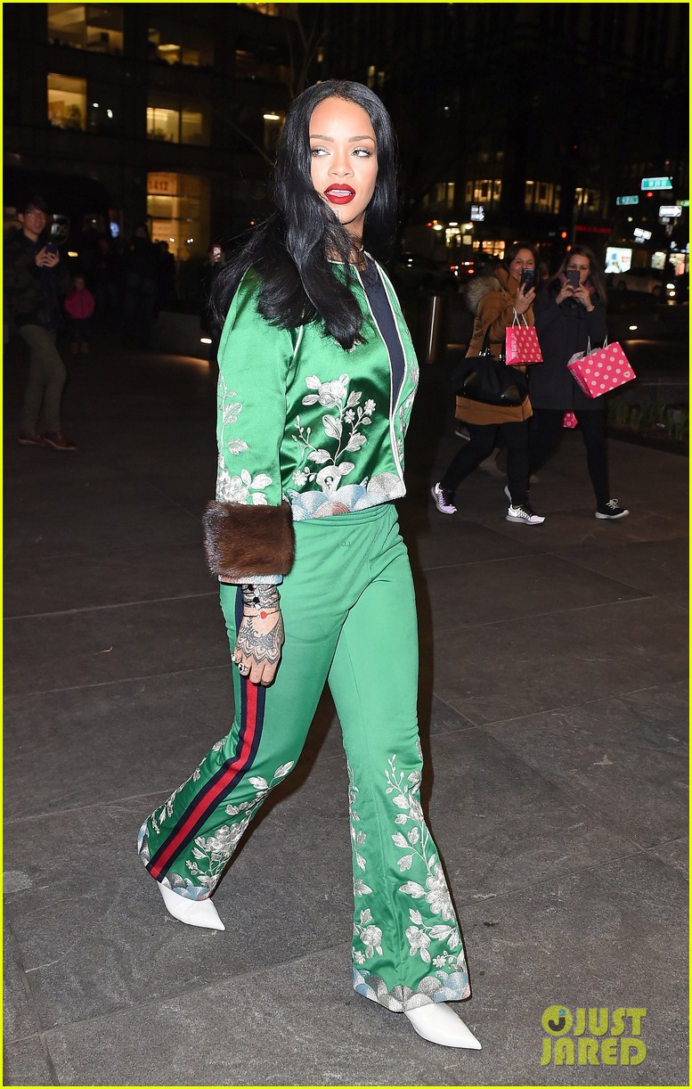 Rihanna Celebrates Sixth Week on Top of the Charts: Photo 3616439 ...