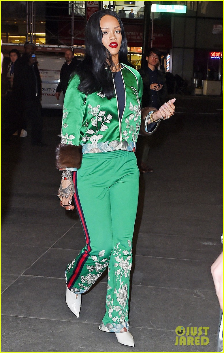 Rihanna Celebrates Sixth Week on Top of the Charts: Photo 3616443 ...