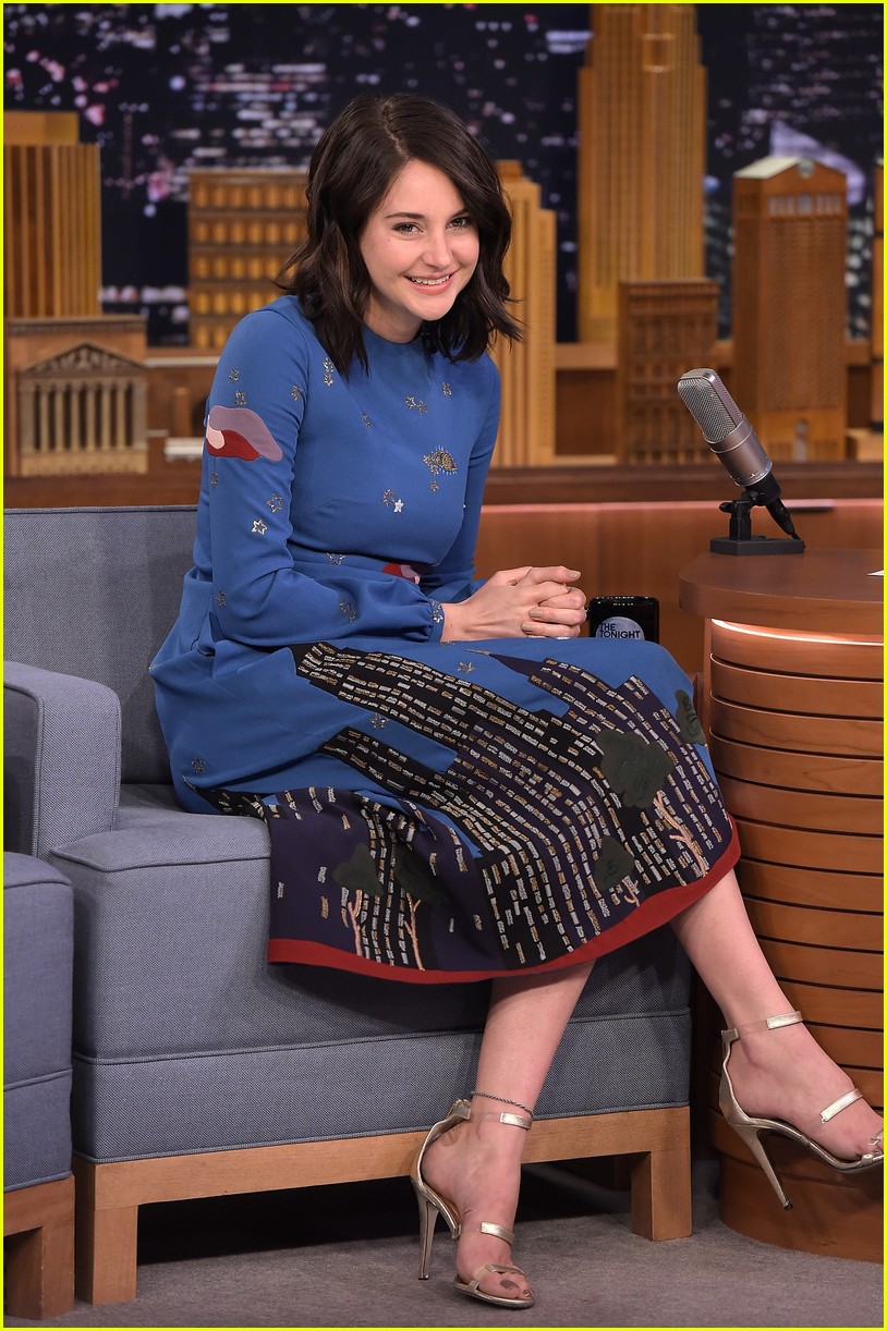 Shailene Woodley Battles Eugene Levy in Pictionary on 'Jimmy Fallon ...