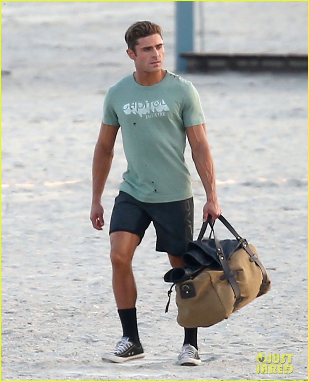 Zac Efron & Dwayne Johnson Make Silly Faces for 'Baywatch': Photo ...