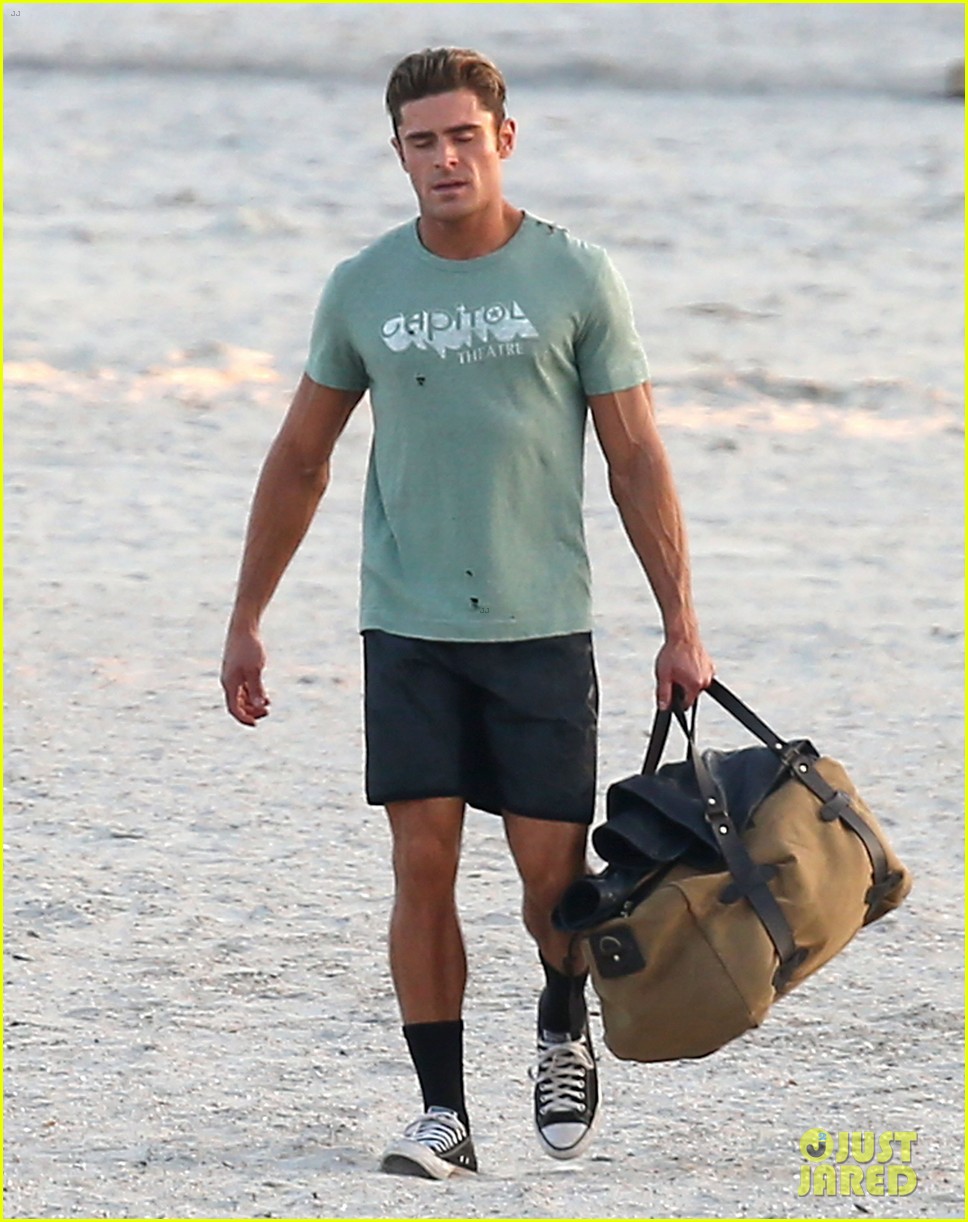 Photo: zac efron beach duffel bag baywatch 08 | Photo 3616747 | Just ...
