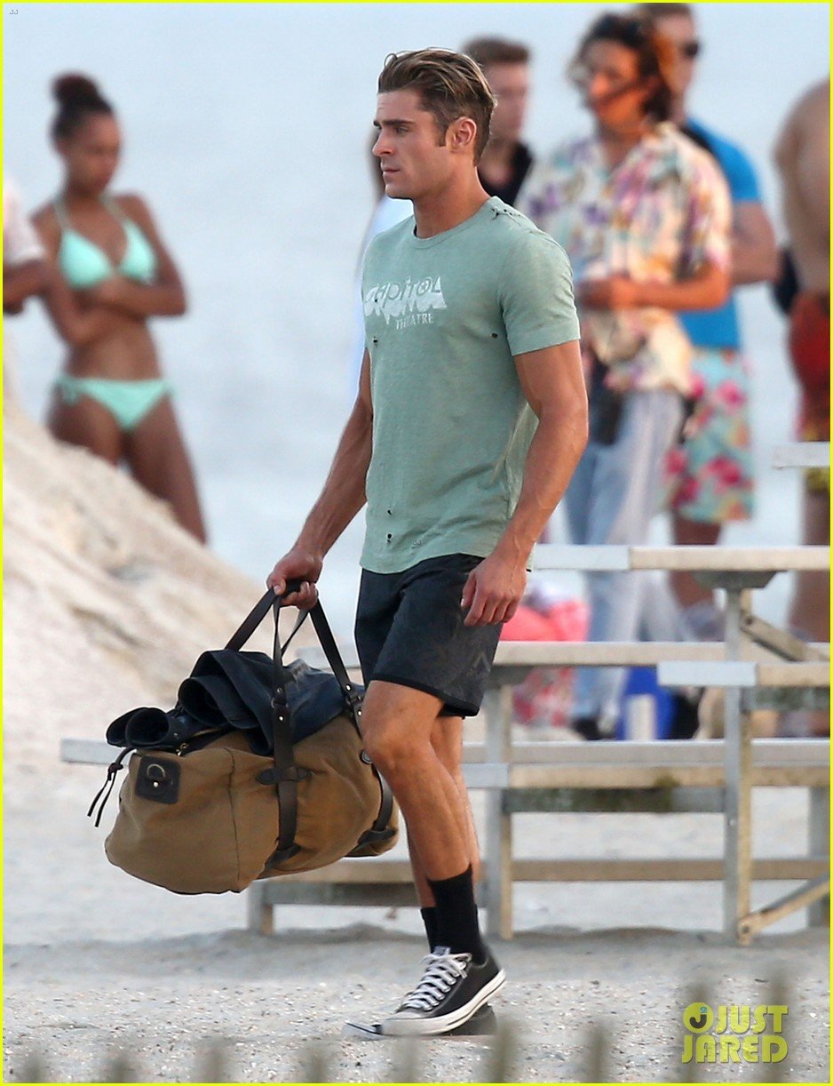 Photo: zac efron beach duffel bag baywatch 13 | Photo 3616768 | Just ...