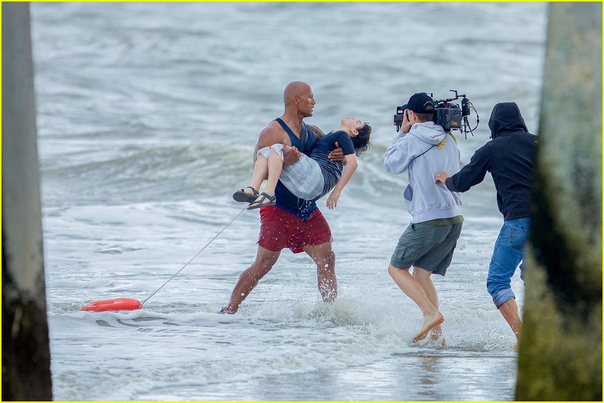 Zac Efron & Kelly Rohrbach Rescue Drowning Kids for 'Baywatch': Photo ...