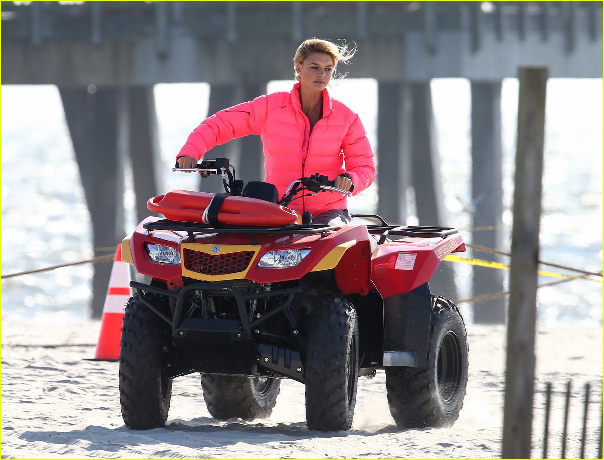 Zac Efron & Kelly Rohrbach Rescue Drowning Kids for 'Baywatch': Photo ...