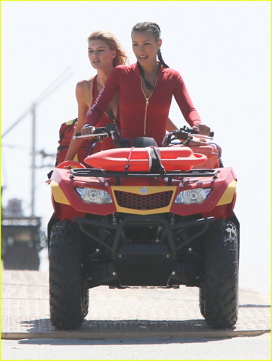 Zac Efron & Kelly Rohrbach Rescue Drowning Kids for 'Baywatch': Photo ...