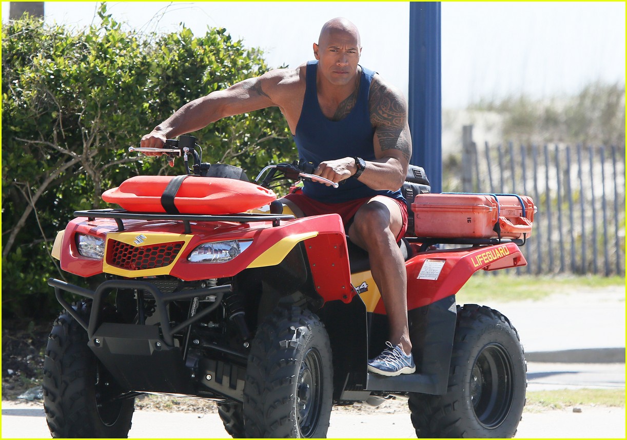 Zac Efron & Kelly Rohrbach Rescue Drowning Kids for 'Baywatch': Photo ...