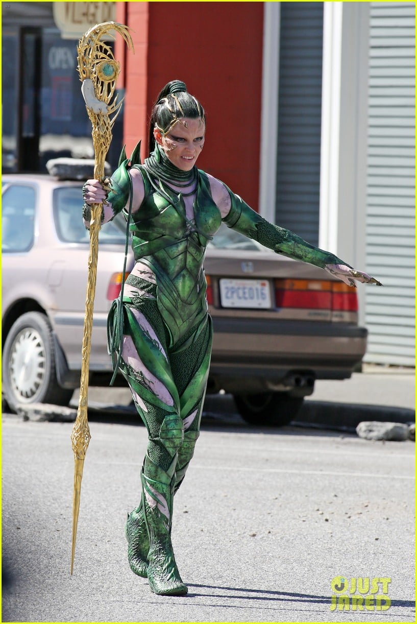 Elizabeth Banks Gets Into Action as Rita Repulsa on 'Power Rangers' Set ...