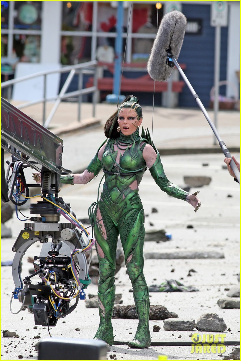 Elizabeth Banks Does 'Power Rangers' Stunt Work as Rita Repulsa: Photo ...