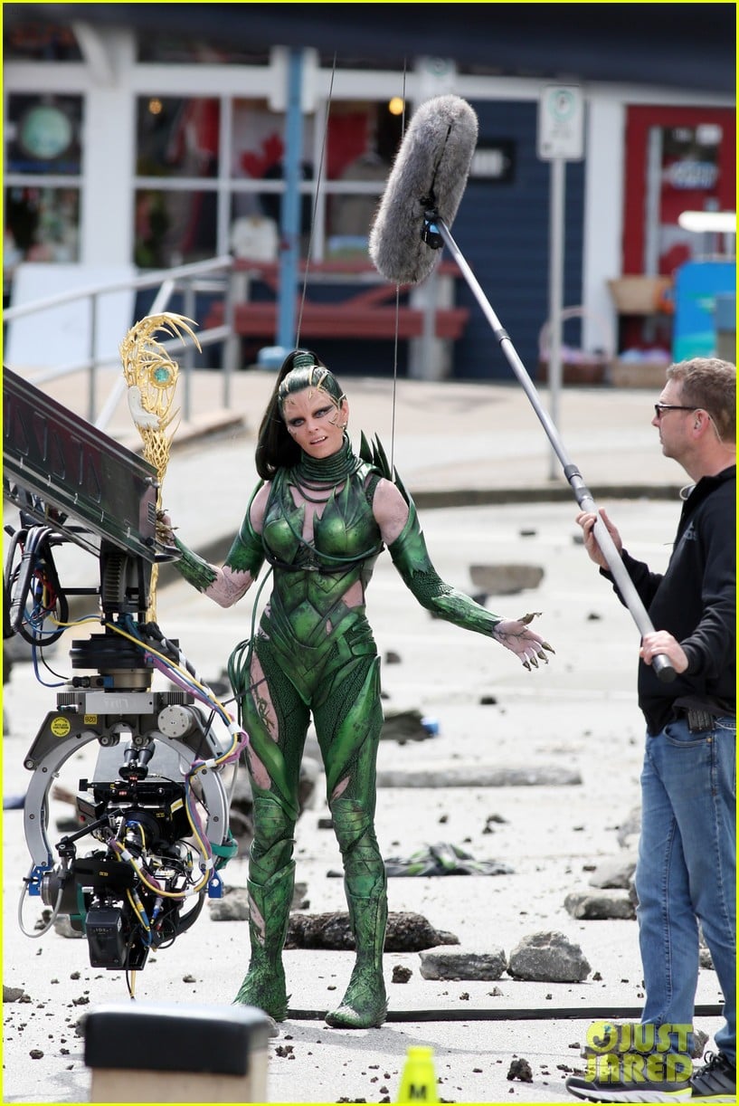 Elizabeth Banks Does 'Power Rangers' Stunt Work as Rita Repulsa: Photo ...