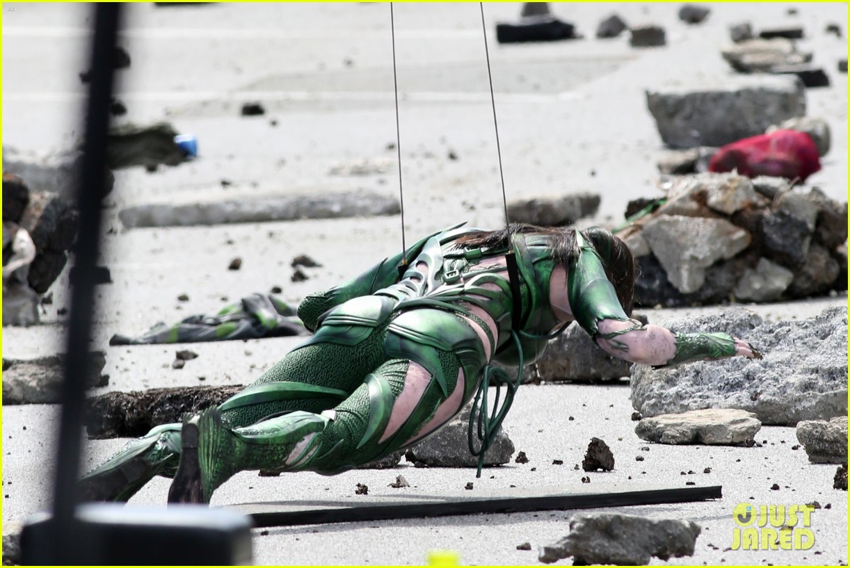 Elizabeth Banks Does 'Power Rangers' Stunt Work as Rita Repulsa: Photo ...