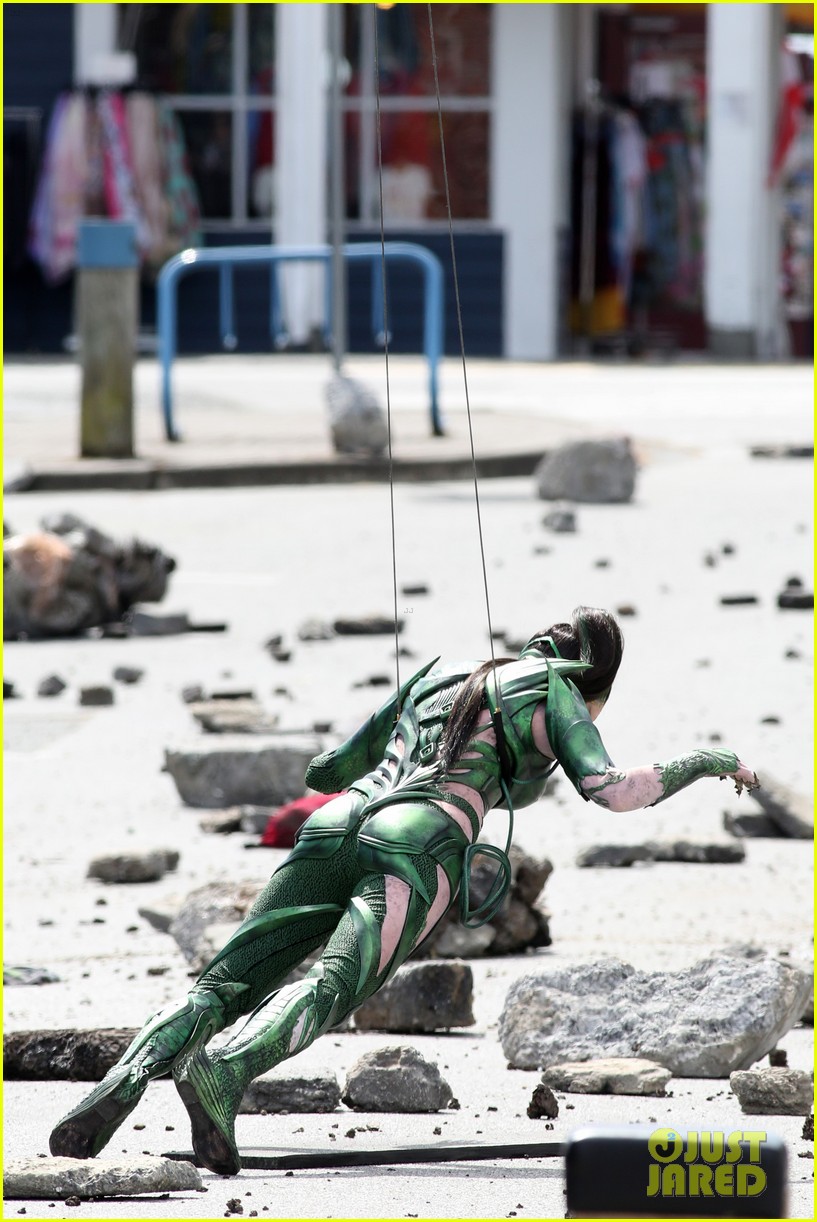 Elizabeth Banks Does 'Power Rangers' Stunt Work as Rita Repulsa: Photo ...