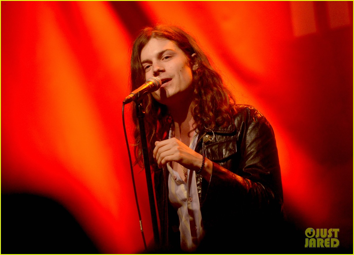 BØRNS Performs a Pop-Up Concert in a Crop Top: Photo 3642811 | Music ...