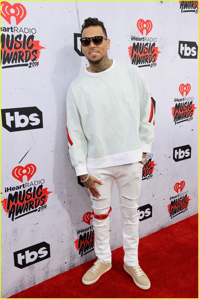 Chris Brown Wins R&B Artist of the Year at iHeartRadio Music Awards ...