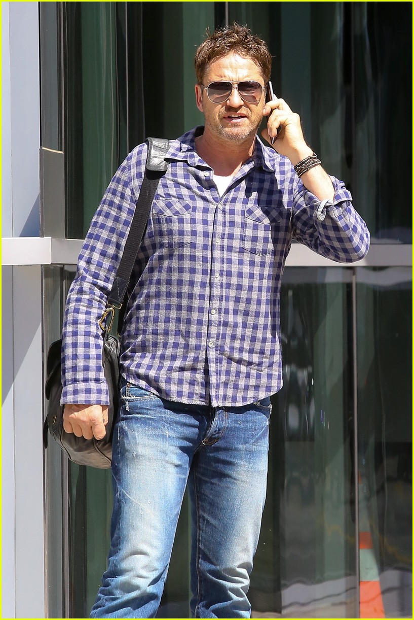Gerard Butler Takes Call on His Way to Business Meeting: Photo 3632904 ...