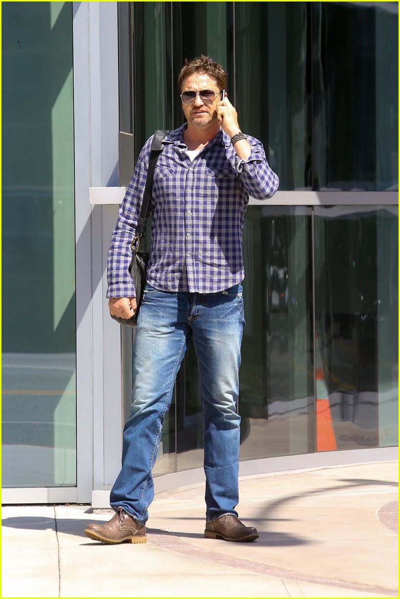 Gerard Butler Takes Call on His Way to Business Meeting: Photo 3632907 ...
