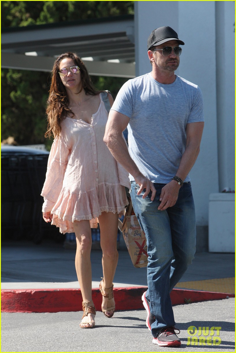 Gerard Butler & Girlfriend Morgan Brown Grab Groceries Together: Photo ...